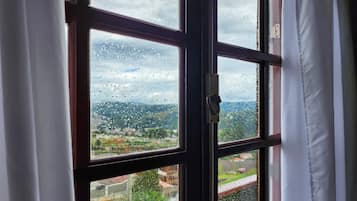 Quarto duplo superior | Ferros/tábuas de passar roupa, Wi-Fi de cortesia