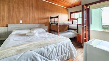 Quarto quádruplo superior | Ferros/tábuas de passar roupa, Wi-Fi de cortesia
