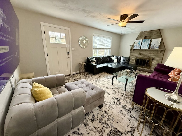 Incredible 5 Bed 2 Bath W/ Hot Tub Close To Pitt - Pittsburgh, PA