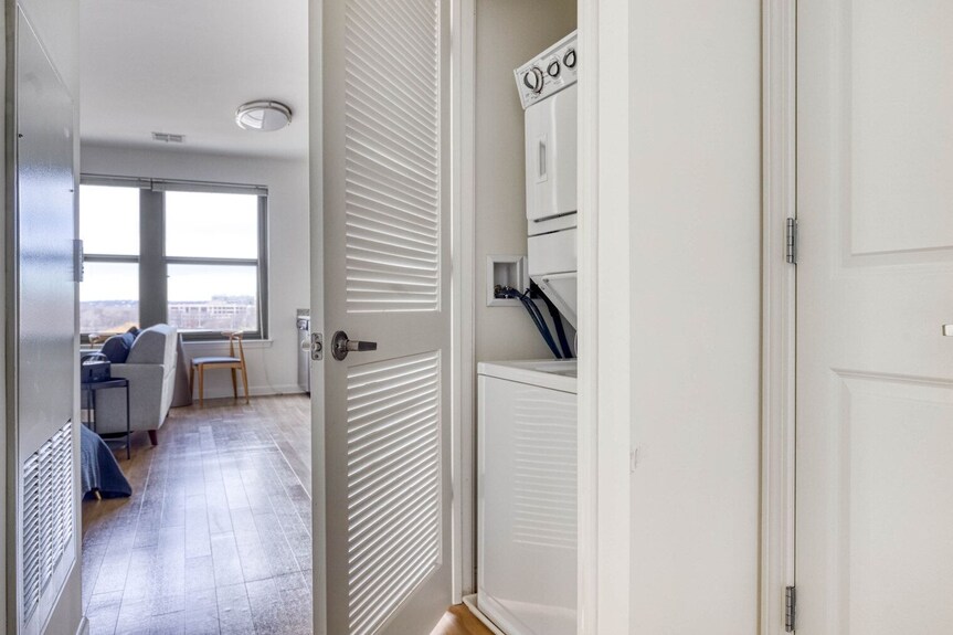 Modern Somerville Studio W/ W/d, Gym & Roof, Nr Assembly T, By Blueground - Boston, MA