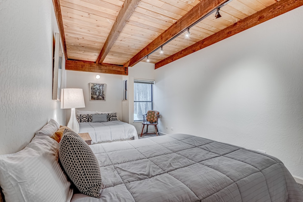 Charming Condo Near The Lake With Pool, Hot Tub & Washer/dryer - South Lake Tahoe, CA