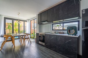 Vila família, 2 quartos, vista para a piscina, no jardim | Cozinha privada | Geladeira, cooktop, lava-louças, talheres/pratos/utensílios de cozinha
