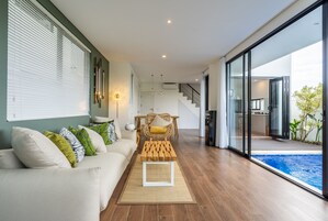 Vila romântica, 1 quarto, vista para a piscina | Área de estar | Dock para MP3
