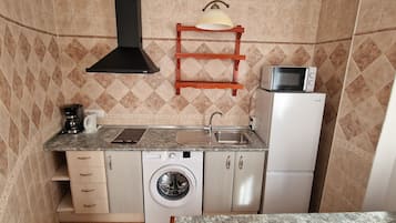 Apartamento Standard, vista parcial para o mar | Cozinha privada | Um frigorífico/congelador grande, um micro-ondas, uma placa de cozinha