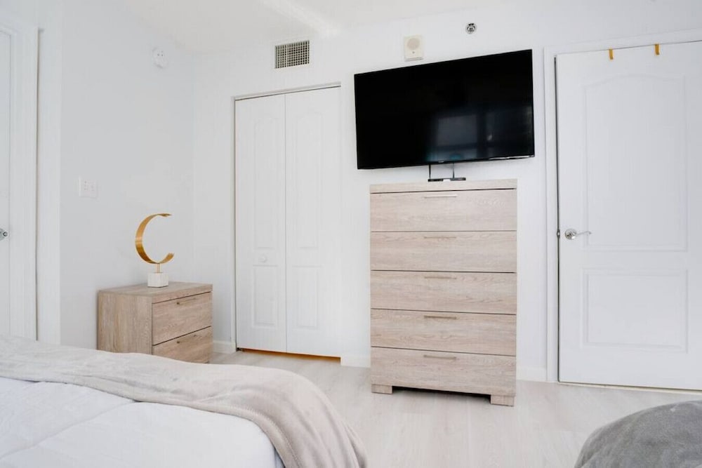 2br Penthouse With Unbeatable Water Views And Parking - Miami, FL