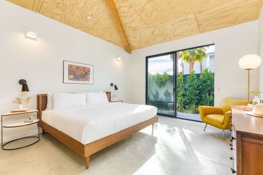 Blackhaus C15 By Avantstay | Modern Room + Pool - Palm Springs, CA