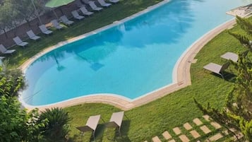 Piscina exterior sazonal, espreguiçadeiras