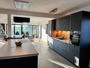 Geladeira, micro-ondas, fogão, cooktop