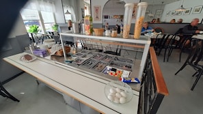 Pequeno-almoço tipo buffet incluído nos dias úteis