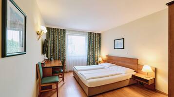 Quarto Duplo | 1 quarto, cofre com capacidade para portátil, secretária