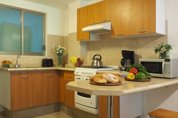 Apartamento clássico | Cozinha privada | Geladeira grande, micro-ondas, fogão, torradeira