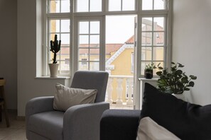 Apartamento, 2 quartos, sacada (6 persons) | Área de estar | TV de tela plana 45 polegadas com canais a cabo, TV, pisos aquecidos