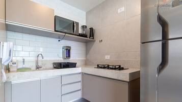 Apartamento Comfort | Cozinha privada | Um frigorífico, um micro-ondas, uma máquina de café expresso