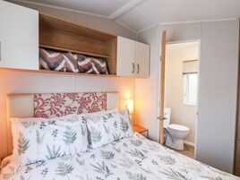 2 quartos, individualmente decorados, individualmente mobiliados