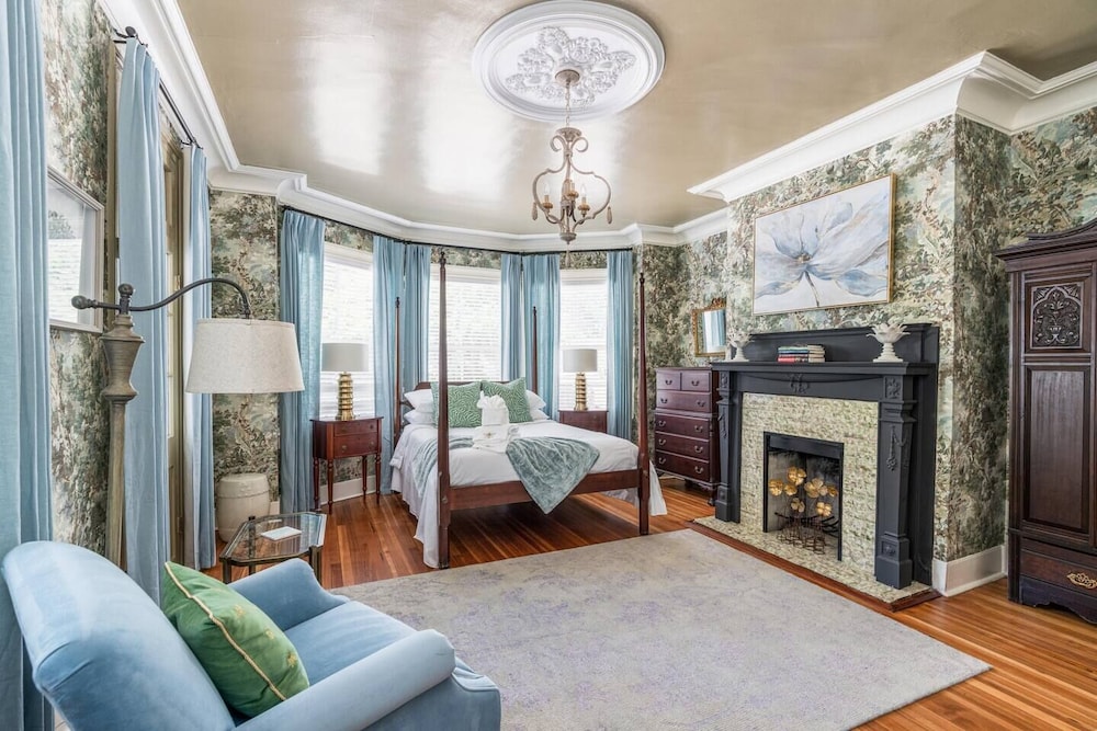 The Jasmine Suite | Revisit History - Charleston | Vrbo