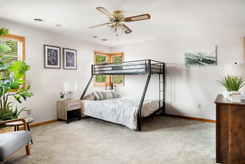 Modern Retreat W/hot Tub, Deck & Resort Amenities - West Virginia