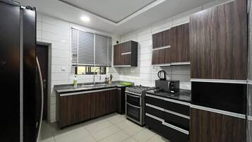 Apartamento | Cozinha privada | Um frigorífico, um micro-ondas, um forno, uma chaleira elétrica