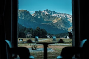 Paisagem de montanha com uma placa indicando um restaurante.