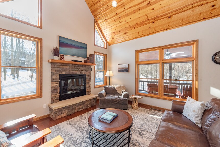 Cozy Lake Escape W/ Pool Table & Porch Views - Oakland, MD