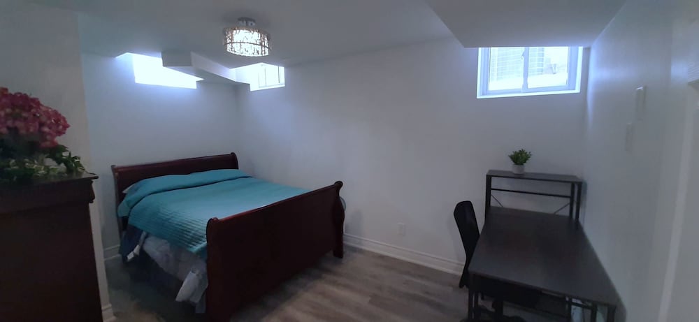 Adorable 2 Bedrooms, 2 Washrooms, 2 Parking Spots Apartment - Aurora