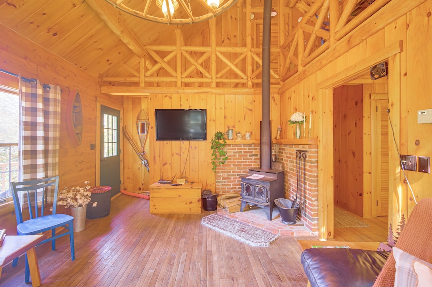 Andover Cabin Retreat W/ Hot Tub & Fireplace! - Vermont