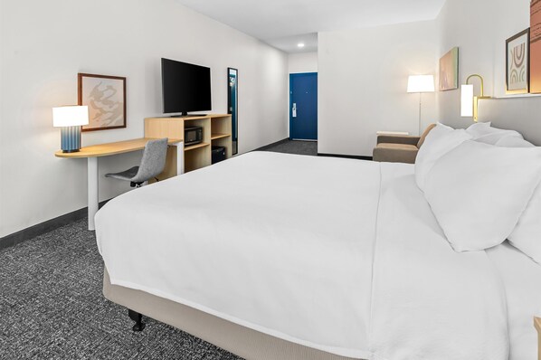 Quarto, 1 cama king-size e sofá-cama | Com decoração personalizada, com mobília individualizada, secretária 