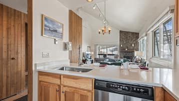 Cozinha privada | Um frigorífico, uma cafeteira/bule, uma torradeira