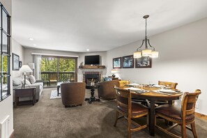 Apartamento em Condomínio Fechado, 2 quartos | Sala de estar | Smart TV 
