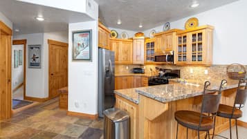 Cozinha privada | Um frigorífico, um forno, uma cafeteira/bule, uma torradeira