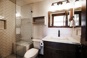 Apartamento em Condomínio Fechado, 2 quartos | Casa de banho | Toalhas fornecidas, champô