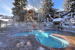 Apartamento em Condomínio Fechado, 2 quartos | Piscina | Uma piscina aquecida