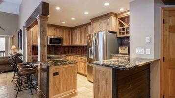 Condo, 3 quartos | Cozinha privada | Geladeira, cafeteira/chaleira, torradeira