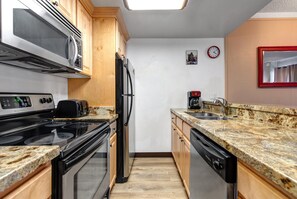 Condo, 1 quarto | Cozinha privada | Geladeira, cafeteira/chaleira, torradeira