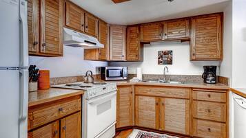 Apartamento em Condomínio Fechado, 2 quartos | Cozinha privada | Um frigorífico, uma cafeteira/bule, uma torradeira