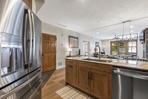 Condo, 3 quartos | Cozinha privada | Geladeira, cafeteira/chaleira, torradeira