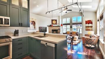 Casa, 3 quartos | Cozinha privada | Um frigorífico, uma cafeteira/bule, uma torradeira