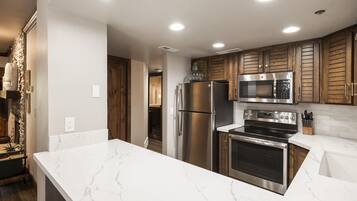 Apartamento em Condomínio Fechado, 2 quartos | Cozinha privada | Um frigorífico, uma cafeteira/bule, uma torradeira