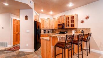 Condo, 3 quartos | Cozinha privada | Geladeira, cafeteira/chaleira, torradeira