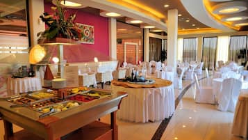 Café da manhã com buffet grátis todos os dias