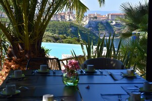 Pequeno-almoço tipo buffet diário (22 EUR por pessoa) 