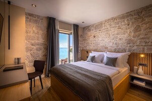 Cofres nos quartos, escrivaninha, cortinas blackout, Wi-Fi de cortesia