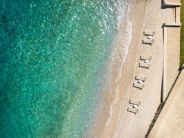 Na praia, barracas de praia de cortesia 