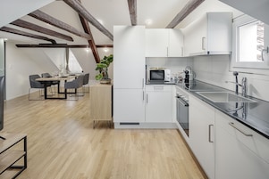 Suite Signature | Cozinha privada | Um frigorífico/congelador grande, um micro-ondas, um forno