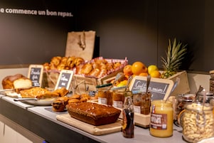 Pequeno-almoço tipo buffet diário mediante uma taxa