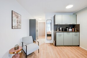 Suite with balcony | Cozinha privada | Um frigorífico, uma máquina de café expresso, uma cafeteira/bule