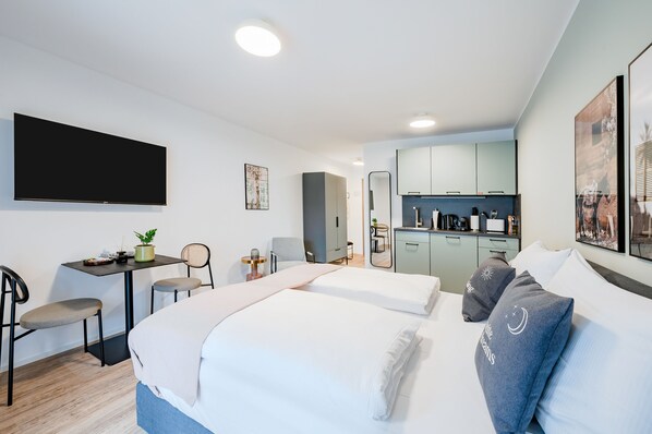 Suite with balcony | 1 quarto, com decoração personalizada, com mobília individualizada