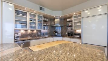 Apartamento em Condomínio Fechado, 2 quartos | Cozinha privada | Um frigorífico, um forno, uma cafeteira/bule, uma torradeira