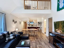 Apartamento em Condomínio Fechado, 2 quartos | Sala de estar | Smart TV 