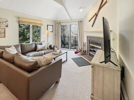 Apartamento em Condomínio Fechado, 1 quarto | Sala de estar | Smart TV 