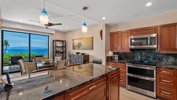 Apartamento em Condomínio Fechado, 2 quartos | Cozinha privada | Um frigorífico, um forno, uma cafeteira/bule, uma torradeira